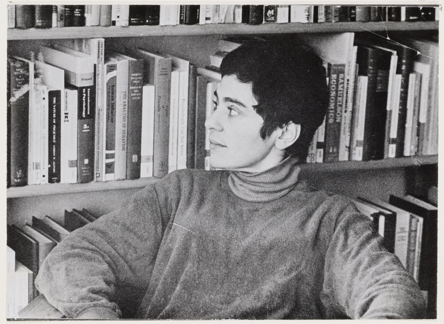 Andreas Burnier, verstopt achter een rij van zestien boeken ...